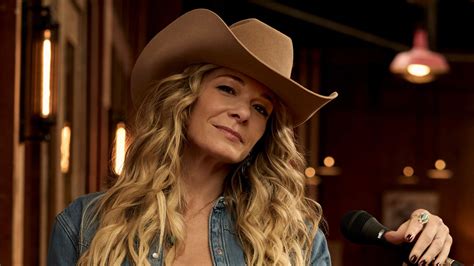Leann Rimes Thinks 9 1 1 Viewers Will Love To Hate Her Character Dixie