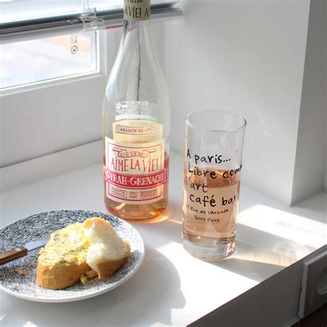 모던라이브 시원한 음료를 한가득 담아 마실 수 있는 레터링 롱 유리컵🥛 날이 더워질수록 시원한 Facebook