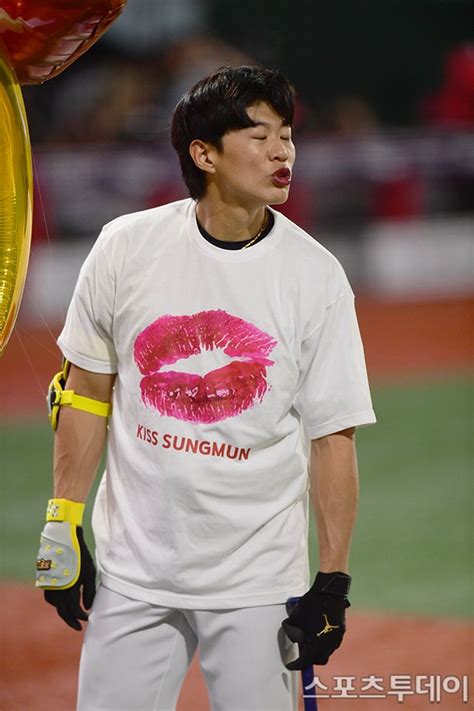 St포토 송성문 키스 성문 받으세요 네이트 스포츠