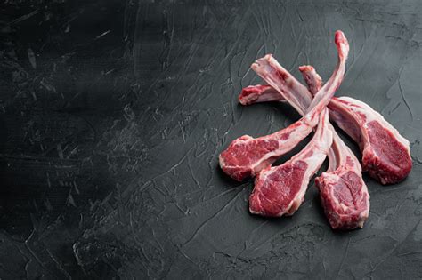 검은 돌 배경에 복사 공간과 텍스트 공간을 가진 프랑스생 지방 양갈비 갈비 음식에 대한 스톡 사진 및 기타 이미지 갈비 음식 검은색 검정색 배경 Istock