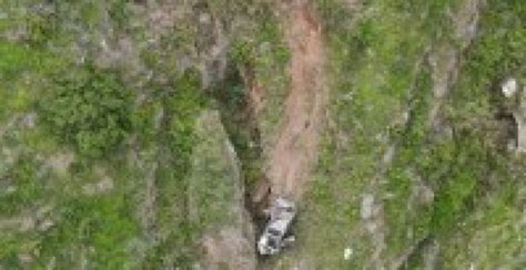 云南东川轿车坠崖司机被困半山腰 消防滑降2小时救出 腾讯新闻