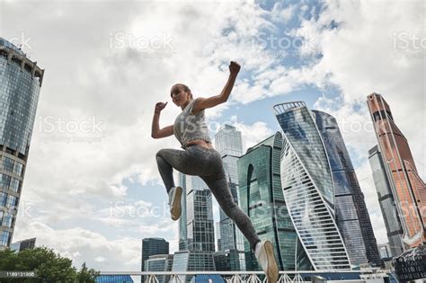 몸에 맞는 젊은 여성 점프와 달리기 야외 에서 운동 하는 스포츠웨어에서 여성 모델 거리에 대한 스톡 사진 및 기타 이미지 거리 건강한 생활방식 관대함 Istock