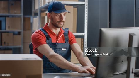 창 고에 그의 책상에 앉아 있는 동안 초상화의 제복을 입은 노동자를 사용 하 여 개인용 컴퓨터 컴퓨터 사용에 대한 스톡 사진 및 기타 이미지 Istock