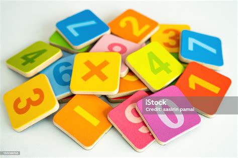 흰색 배경에 다채로운 수학 번호 교육 학습 수학 학습 학습 개념을 가르칩니다 개념에 대한 스톡 사진 및 기타 이미지 개념 개념과 주제 교습 Istock