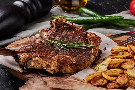 야채와 칼과 토마호크 스테이크 테이블에 구운 야채와 신선한 야채를 곁들인 고기 구이 갈비 스테이크에 대한 스톡 사진 및 기타 이미지 갈비 스테이크 갈비 음식 검은색