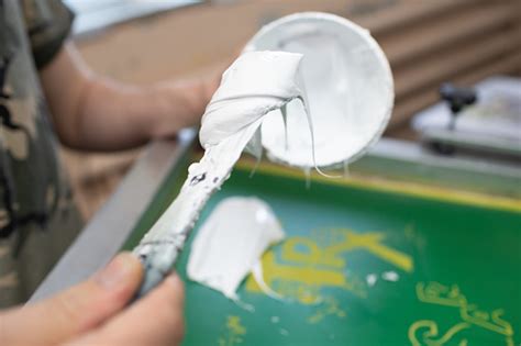 의류 공장에서 세리그래피 실크 스크린 인쇄 과정 프레임 스퀴지 및 플라스티솔 색상 페인트에 페인트 응용 프로그램 공장 산업 건물에 대한 스톡 사진 및 기타 이미지 Istock