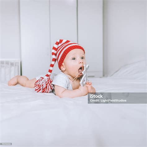 침대에 장난감 사슴 줄무늬 빨간색과 흰색 모자에 아름 다운 유아 어린이 귀여운에 대한 스톡 사진 및 기타 이미지 귀여운 모자 모자류 모자류 Istock