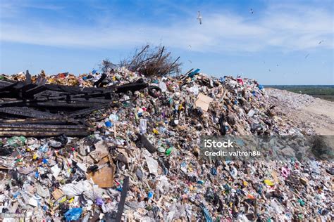 산 대형 쓰레기 더미 및 오염 악취 및 독성 잔류물의 더미 이러한 쓰레기는 제거 할 수 도시 및 산업 영역에서 온 소비자 사회는 대규모 폐기물을 야기 0명에 대한 스톡 사진