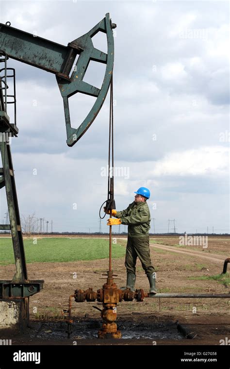 Gas Pipeline Worker Hi Res Stock Photography And Images Alamy