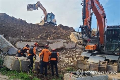 구조작업에 투입된 중장비 연합뉴스