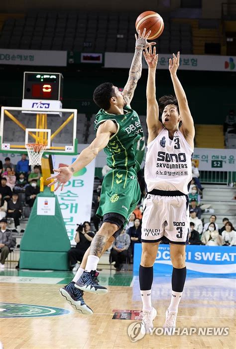 알바노 집념의 수비 연합뉴스