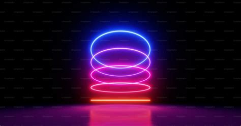 3d 렌더링 네온 반지 둥근 기하학적 모양 어둠 속에서 빛나는 다채로운 스펙트럼 라인이 있는 추상적인 배경 사진 Unsplash의 네온 이미지