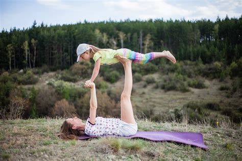 가족 본딩 건강 건강한 생활 고요한 환경 균형 낮 녹지 누워 있는 누워있는 다리 단란함 들어올리다 마음가짐 모자를 쓴 아이 믿음 부모 자녀 활동