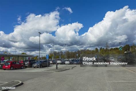 흰색 구름 배경과 화려한 푸른 하늘에 주차 장소에 자동차 거리에 대한 스톡 사진 및 기타 이미지 거리 건축 관광 Istock