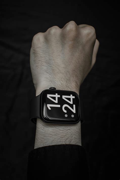 손목에 손목시계를 차고 있는 사람 사진 Unsplash의 무료 회색 이미지