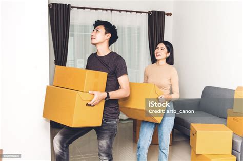 행복 한 젊은 커플 상자를 운반 하 고 그들의 새로운 가정으로 이동 하우스 이동 및 부동산 개념 가정의 방에 대한 스톡 사진 및