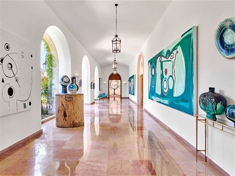 궁전 스타일 스파에서 미술품 관람 어떠세요