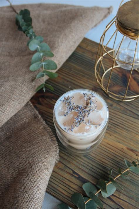 도마 수직 쐈어 오렌지 음식 사진 절반의 정물 카푸치노 커피 컵 받침 테이블 흰 컵에 관한 무료 스톡 사진