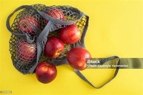 노란색 배경에 빨간 사과가있는 메쉬 쇼핑백 상단 보기 공간을 복사합니다 재사용 가능한 가방에 대한 스톡 사진 및 기타 이미지 재사용 가능한 가방 가방 과일 Istock