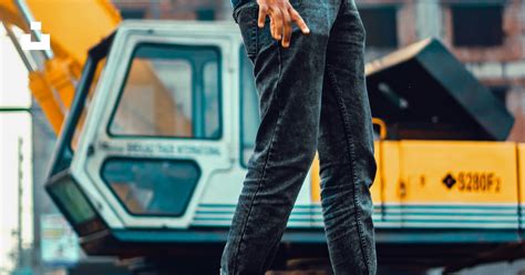 파란색과 녹색 격자 무늬 셔츠와 파란색 데님 청바지를 입은 남자가 노란색과 검은 색으로 뛰어 올랐다 사진 Unsplash의 무료 창조적인 이미지