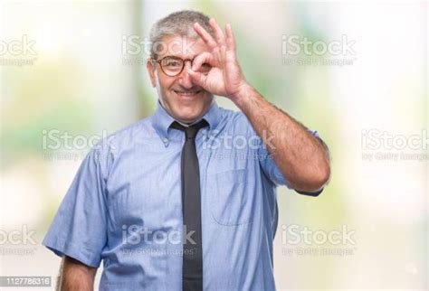 잘 생긴 수석 비즈니스 남자를 통해 고립 된 배경으로 확인 제스처 손을 웃 고 눈은 행복 한 얼굴로 손가락을 통해 보고 경영자에 대한 스톡 사진 및 기타 이미지 Istock