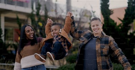 한 남자와 두 여자가 아이를 안고 있다 사진 Unsplash의 부모와 자녀 이미지