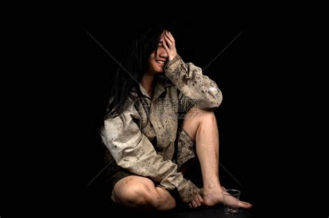年轻又肮脏的乞丐要求一些钱高清图片下载 正版图片506007807 摄图网