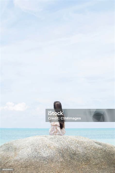여행 휴가 신중 해변 바위에서 목가적인 열 대 바다에 밖으로 보는 아름 다운 젊은 평온한 여자 방황 꿈 같은 잘 되 고 현실 도피와 모든 것에서 벗어나 고요한 장면에 대한