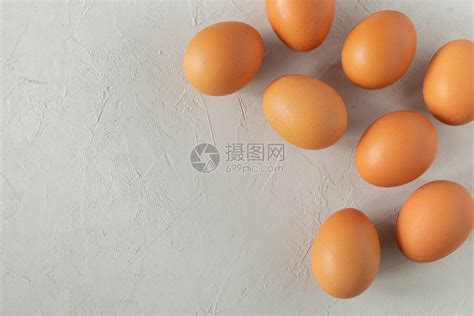 灰色表面上的新鲜鸡蛋与石膏质地烹饪的配料健康饮食是一个概念水平方向高清图片下载 正版图片506537832 摄图网