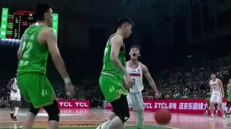 1 1！辽粤大战再现争议，徐杰怒吼张镇麟吃t，张镇麟骂人却没事凤凰网视频凤凰网