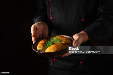 요리사는 그릇에 구운 딜 파이를 제공합니다 메뉴 또는 레시피를 위한 무료 검은색 공간 건강에 좋지 않은 음식에 대한 스톡 사진 및 기타 이미지 건강에 좋지 않은 음식