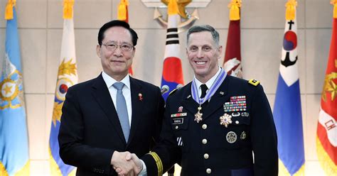 송영무 장관 토머스 밴달 미8군사령관 훈장 수여