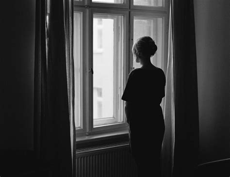 Девушка грустит у окна 72 фото НА ДАЧЕ ФОТО