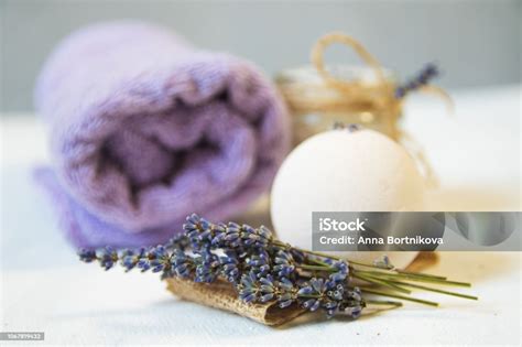 향기로운 라벤더휴식을 위한 완벽 한 자연 초본 바다 소금 화장품 항아리와 소금 라벤더 꽃 목욕 폭탄 병 분홍에 대한 스톡 사진 및 기타 이미지 Istock