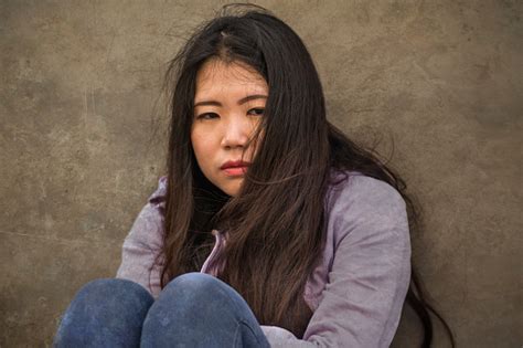 젊은 슬 프 고 우울 아시아 한국 학생 여자 또는 야외에서 압도 하 고 절망적 인 기분이 불안 거리 계단에 앉아 왕 따 십 대 고통 우울증 문제 거리에 대한 스톡 사진 및