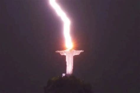 Captan Momento Exacto En Que Cae Un Rayo Sobre La Cabeza Del Cristo