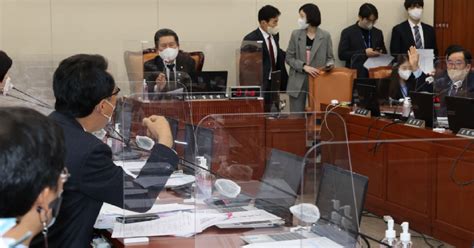 ‘카카오 먹통 방지법 野 단독으로 과방위 소위 통과