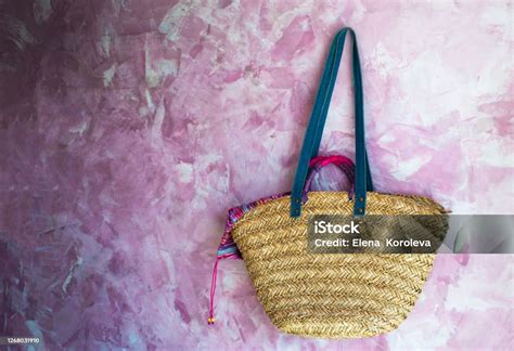 핑크 비 균일 한 배경에 데님 손잡이와 고리버들 여성 가방 빨대와 등나무 가방 보호와 히피 스타일 텍스트공간을 복사합니다 0명에 대한 스톡 사진 및 기타 이미지 Istock