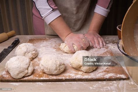 한 여성이 반죽을 반죽합니다 반죽을 만들기위한 도구 합판 도마 나무 밀가루 체와 나무 압연 핀 감자 요리에 대한 스톡 사진 및 기타 이미지 Istock