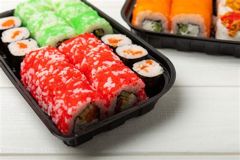 맛있는 초밥은 배경에 일회용 상자에 롤 음식 배달 개념입니다 사무실에서 음식 일본 음식 평면은 복사 공간과 텍스트를 위한 공간이 있는 평면도입니다 개념에 대한 스톡 사진 및