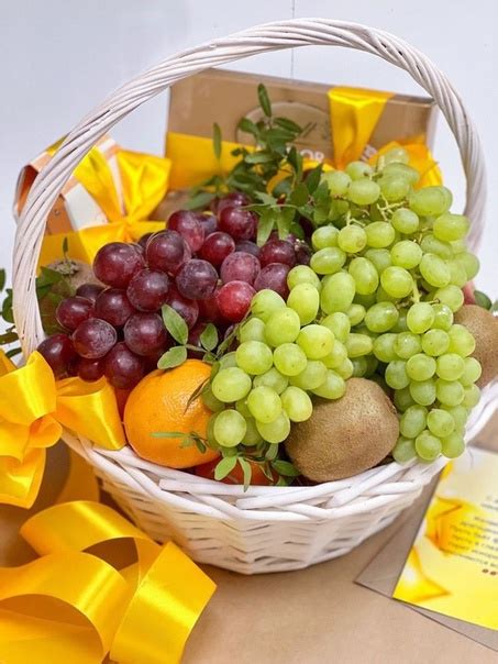 ФРУКТОВАЯ КОРЗИНА Как же это красиво и сочно выглядит Кладезь витаминов ☝ такой подарок
