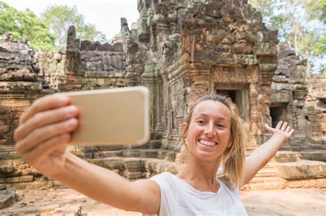 고 대 신전에서 Selfie 초상화를 복용 하는 여자 아시아 Wonderlust 개념을 여행 하는 젊은 사람 25 29세에 대한 스톡 사진 및 기타 이미지 Istock