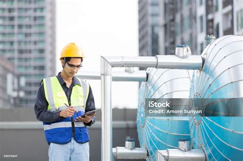 남성 엔지니어 노동자 점검 수리 유지 보수 작업 건설 현장의 하수관 영역 건물 옥상의 하수관 구역에서 일하는 아시아 남성