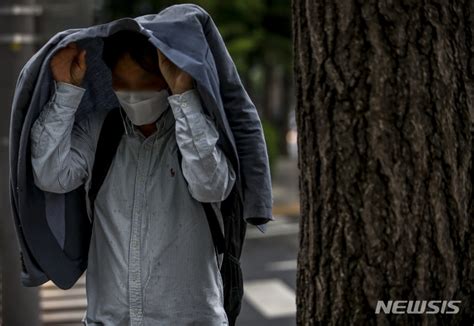 出勤中に突然降り出した雨 傘の代わりにしたのは Chosun online 朝鮮日報
