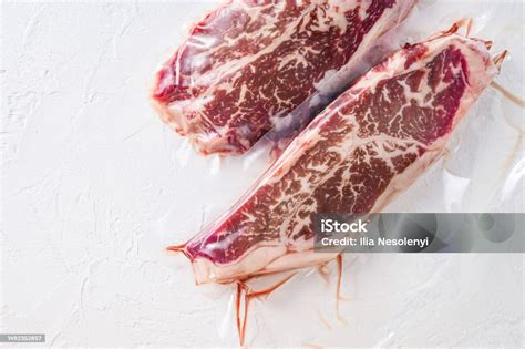 상단 블레이드 스테이크 흰색 콘크리트 질감 배경에 진공 포장 유기농 쇠고기 고기 텍스트 공간이있는 상단 보기 0명에 대한 스톡 사진 및 기타 이미지 Istock