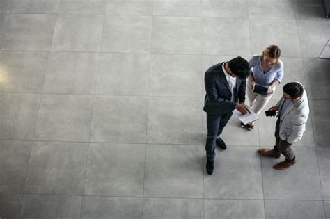 비즈니스 건물에 서서 대화를 나누는 비즈니스 사람들 문서를 읽는 아프리카 남자들 복사 공간 사진 Unsplash의 기업 사업 이미지