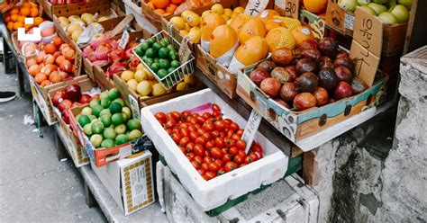 과일 스탠드에 빨간색과 노란색 사과 사진 Unsplash의 무료 중국 이미지