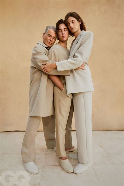 Ok “ოჯახური ფოტოსესია” პირს ბროსნანი შვილებთან ერთად Gq ის გარეკანს პირველად ამშვენებს Ok