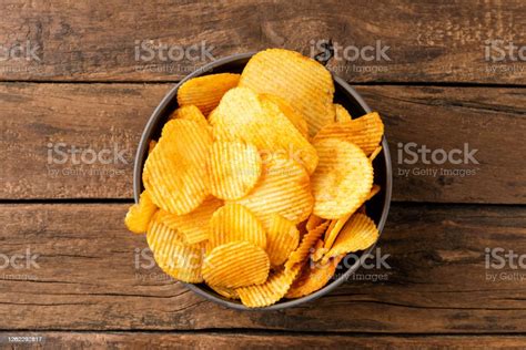 소박한 나무 테이블에 그릇에 감자 칩 맨 위 보기입니다 클로즈업 감자 칩에 대한 스톡 사진 및 기타 이미지 감자 칩 개념 건강에 좋지 않은 음식 Istock