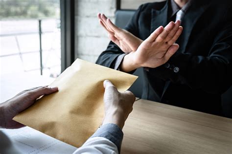 뇌물 및 부패 방지 개념 사업 사람을 거부 하 고 투자 거래의 계약 계약을 수락 하는 비즈니스 사람들 로부터 봉투에 돈 지폐를 받을 수 없습니다 거절에 대한 스톡 사진 및